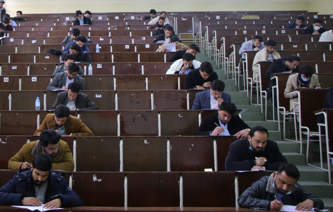 Female students join the specialization exam for medical students ...