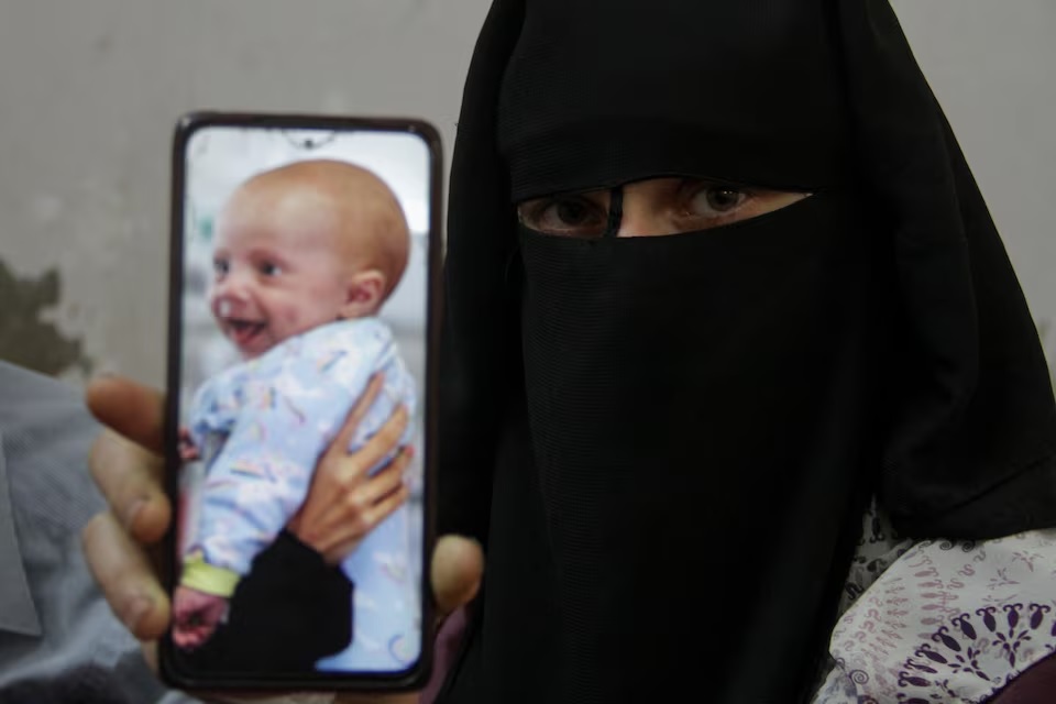 Gaza war separates parents from their new born baby - Salam Watandar