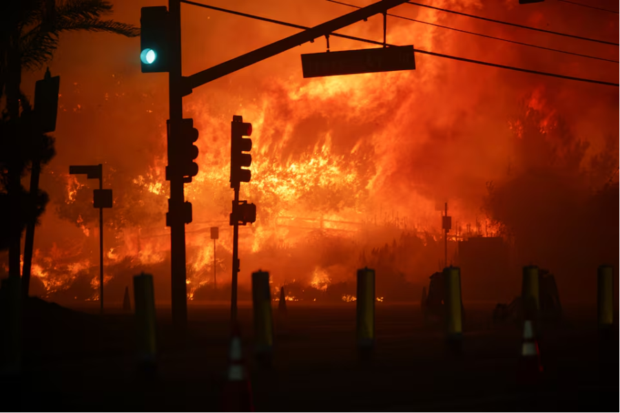 آتش‌سوزی در امریکا؛ ۳۰ هزار تن خانه‌های شان را ترک کردند - SALAM WATANDAR